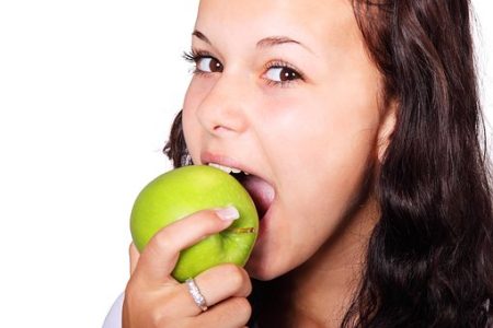 Mistakes To Avoid When Eating Apples At Night - GetMe Treated